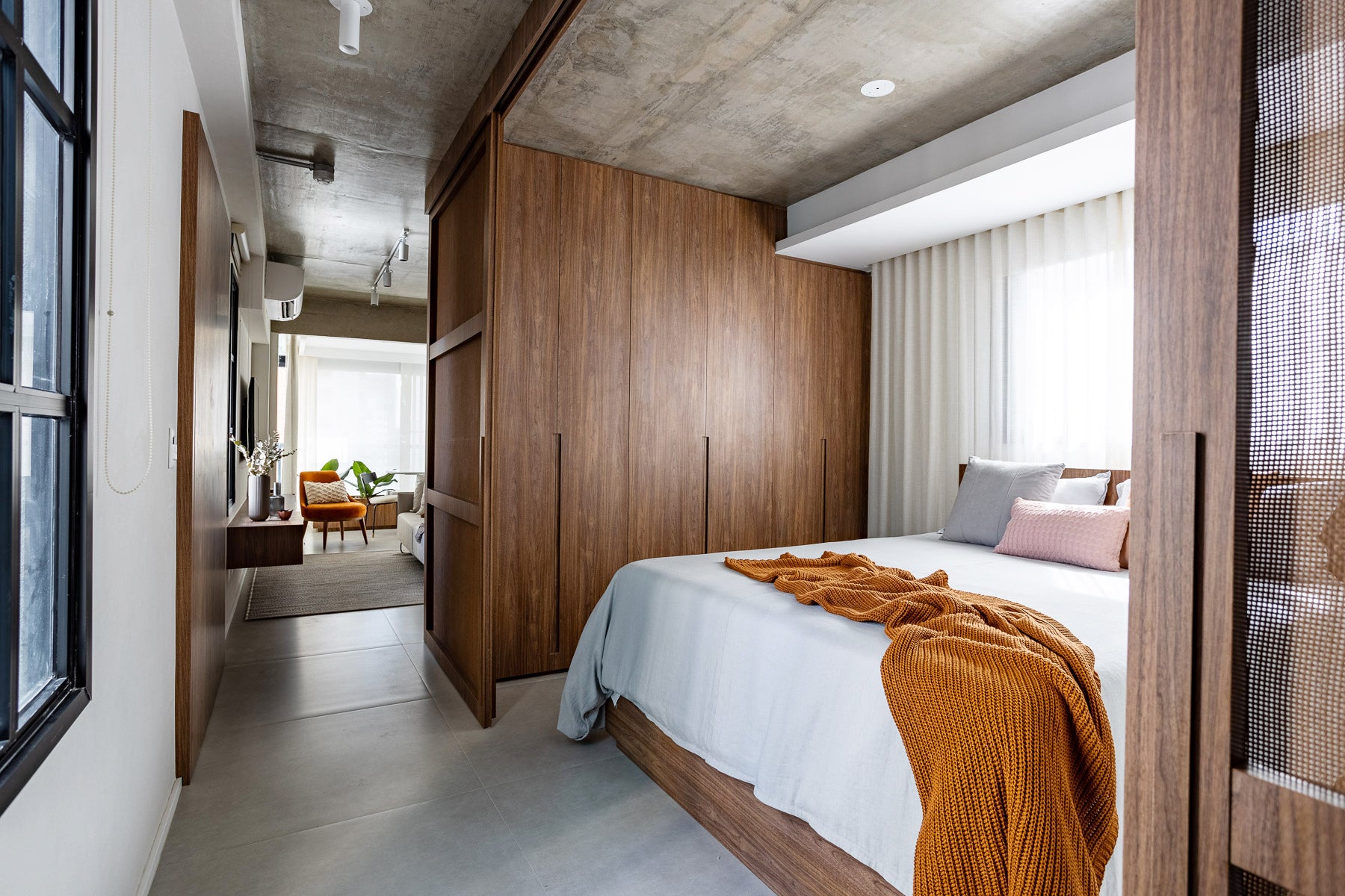 Apê de 48 m² exibe laje de concreto aparente