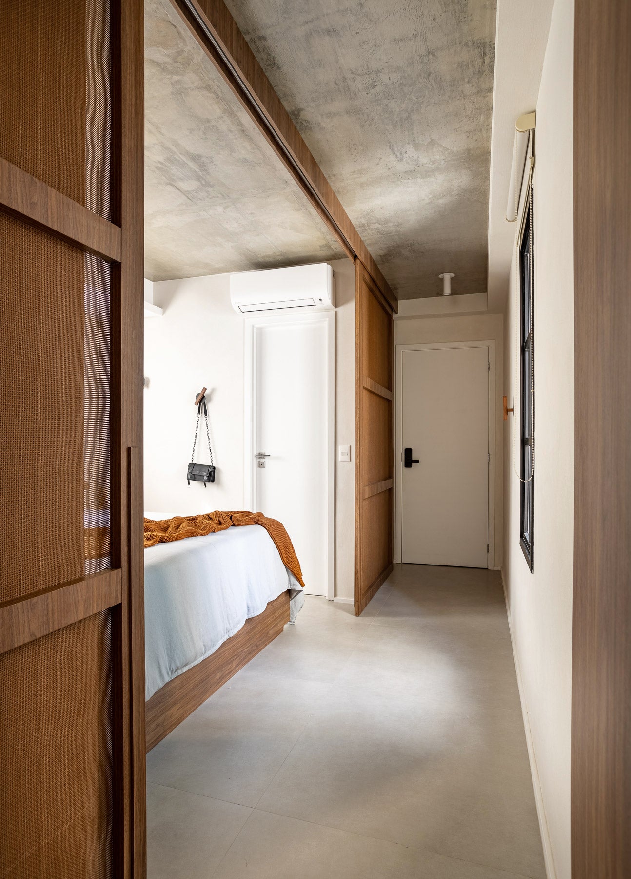 Apê de 48 m² exibe laje de concreto aparente