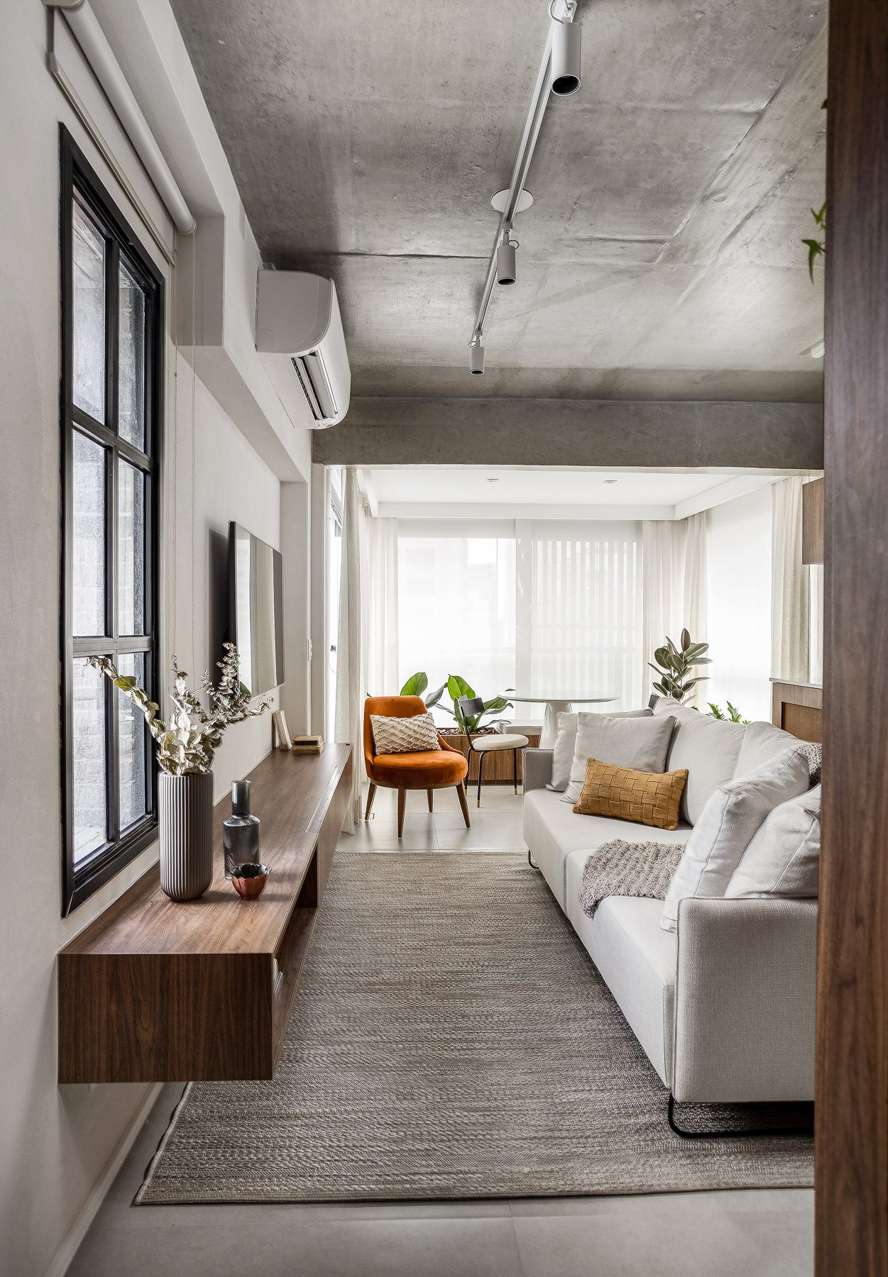 Apê de 48 m² exibe laje de concreto aparente